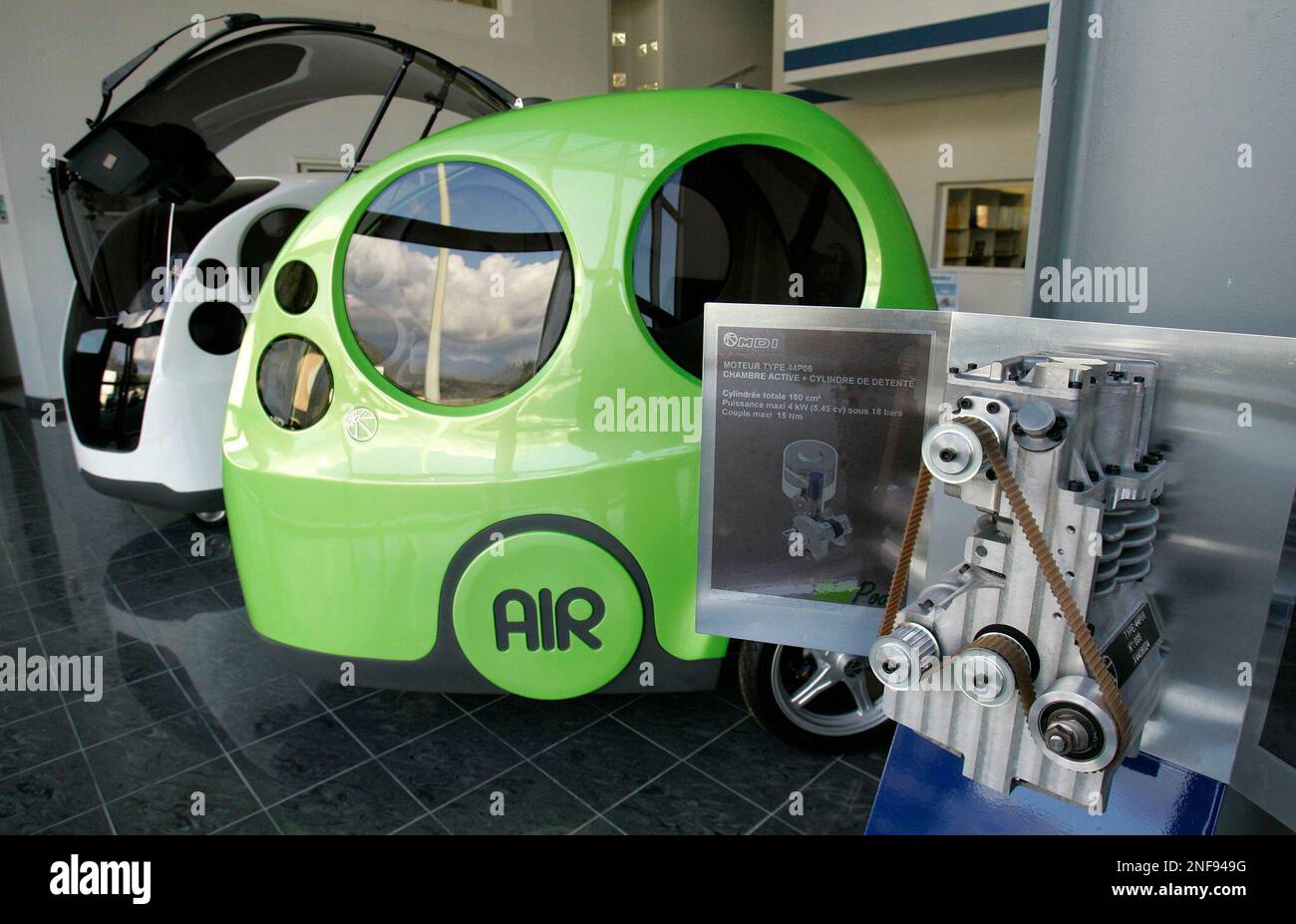 A compressed air engine is seen with the compressed air cars "AirPod ...