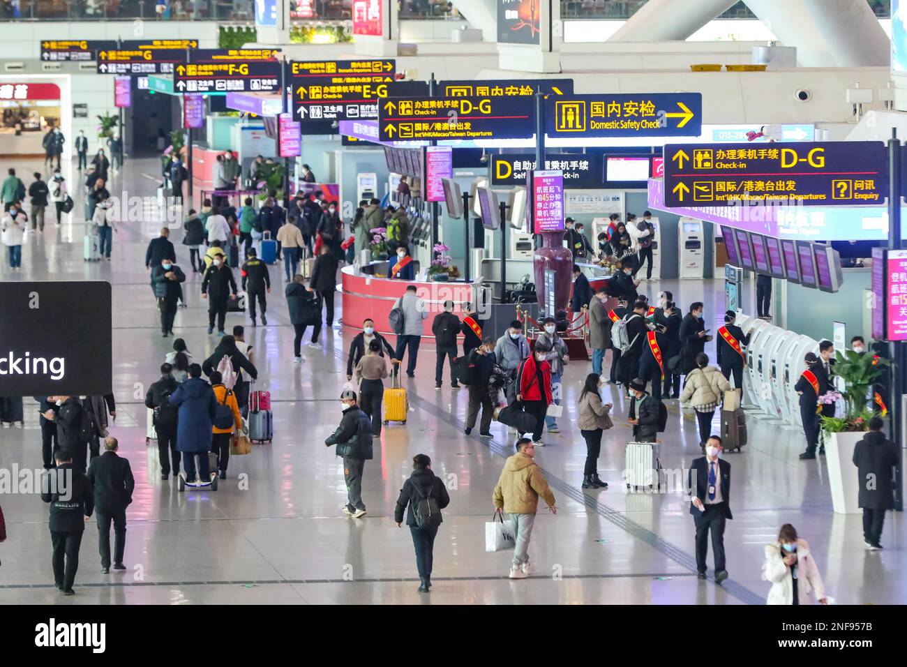 The bustling passenger flow in the terminal of Zhengzhou Xinzheng ...