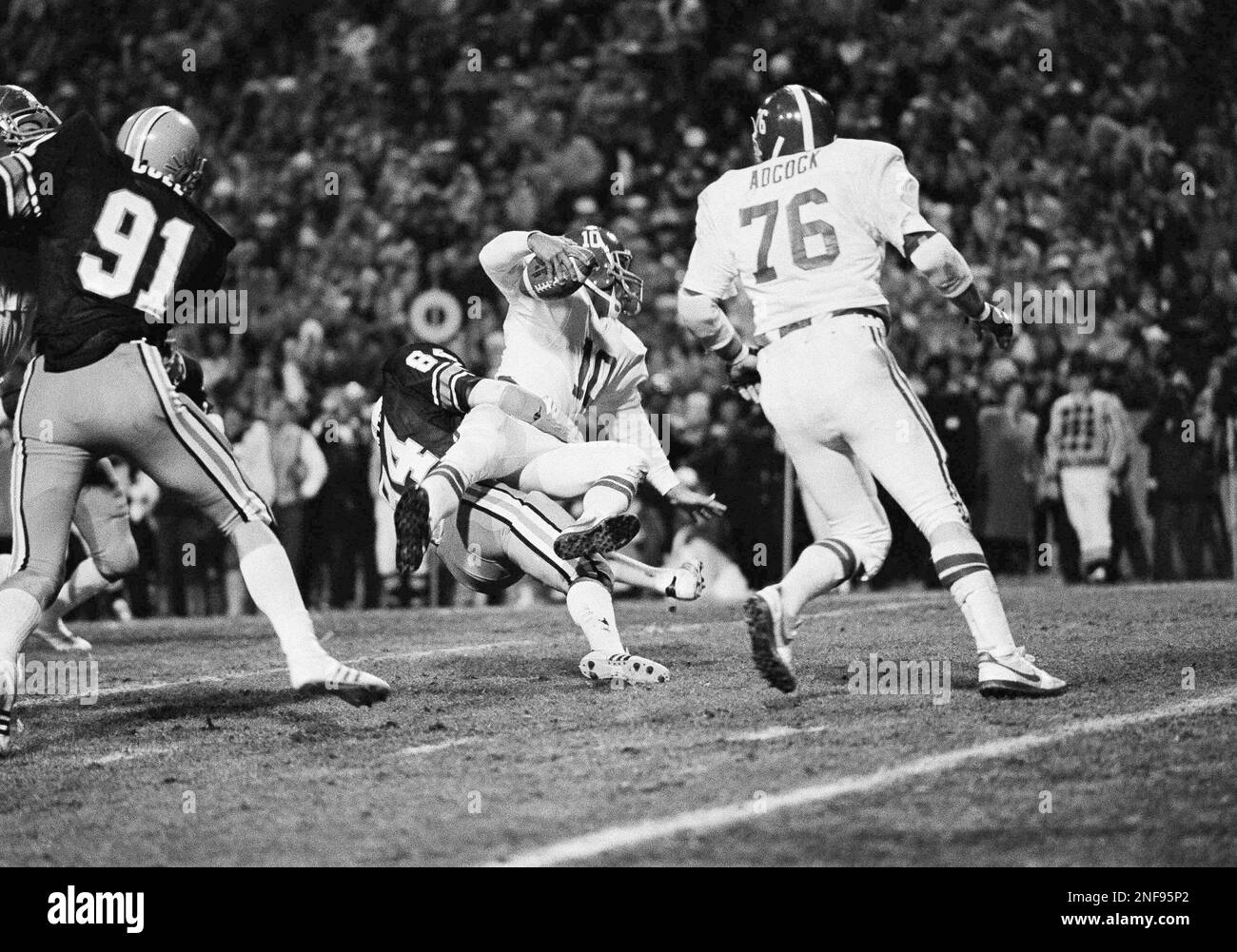 University of Illinois linebacker Archie Carter (84) brings down ...