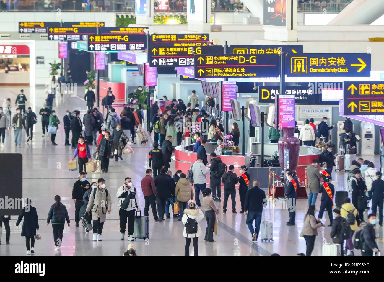 The bustling passenger flow in the terminal of Zhengzhou Xinzheng ...
