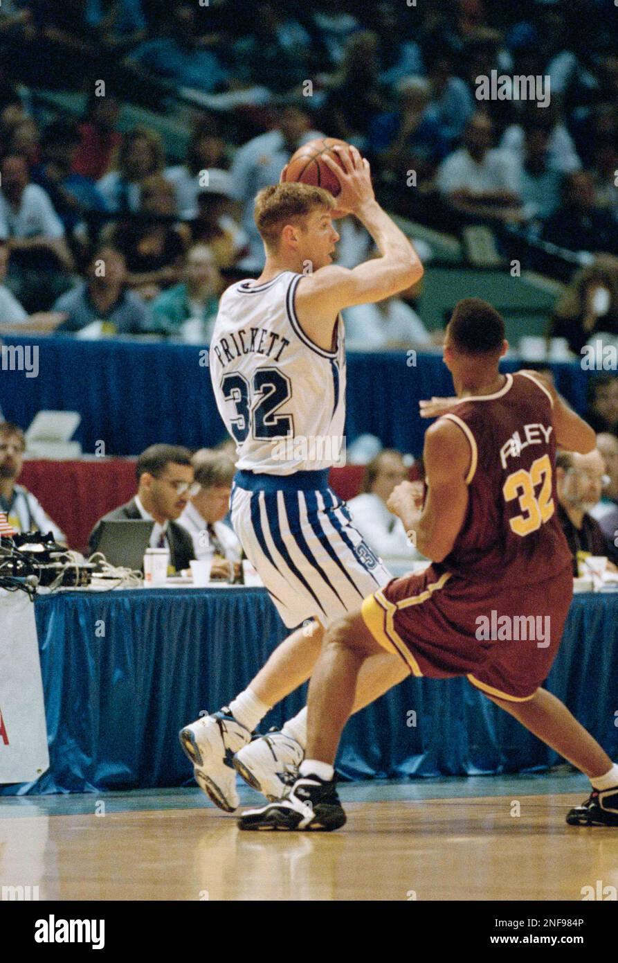 Kentucky forward Jared Prickett (32) drives under pressure from Arizona ...