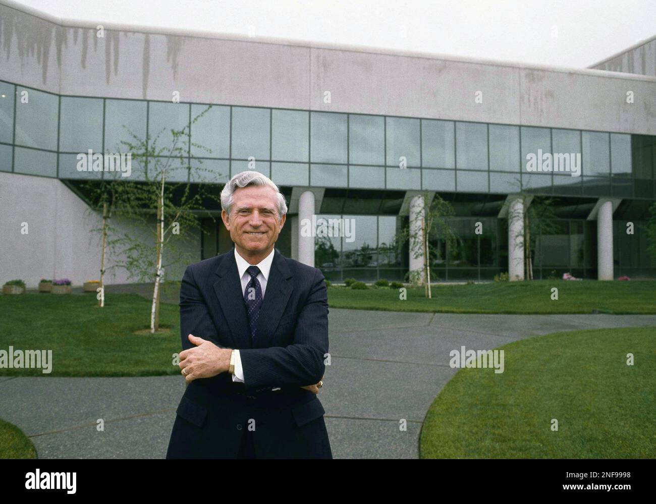 Paul Berg, Nobel Prize winner poses in front of the Stanford University ...