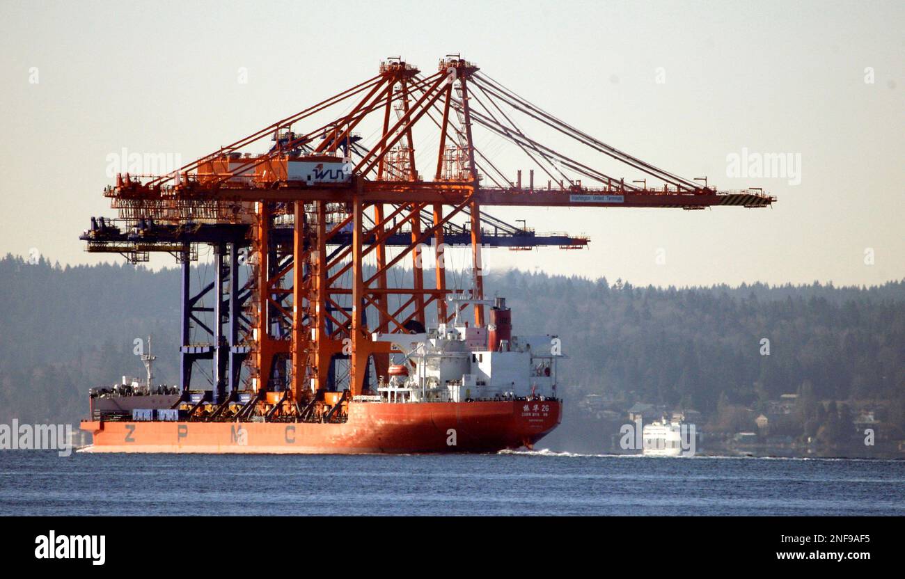 The Zhen Hua 26, a special crane delivery ship, sails through Puget ...