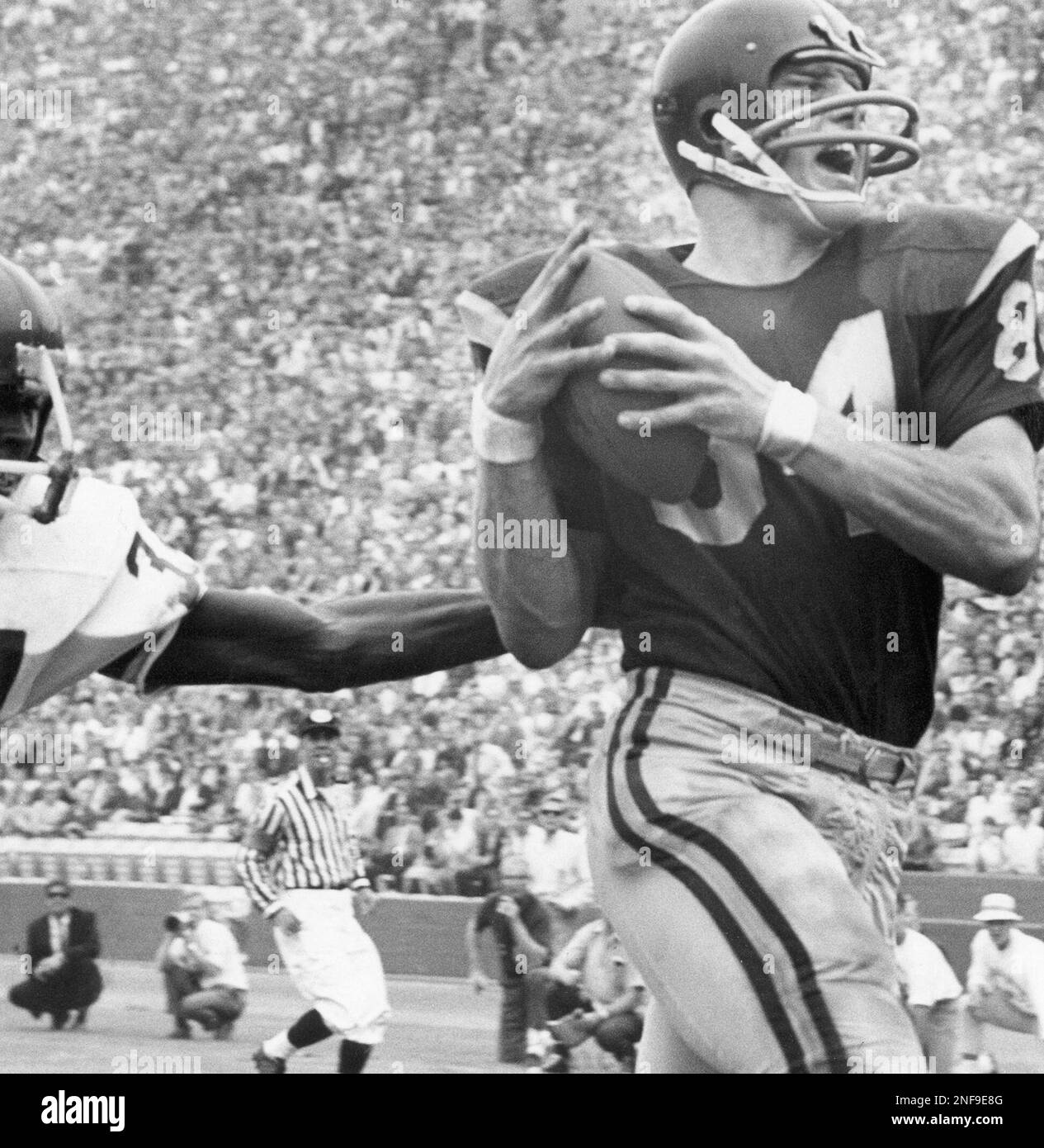 Southern California’s Bob Klein hauls in an eight-yard touchdown pass ...