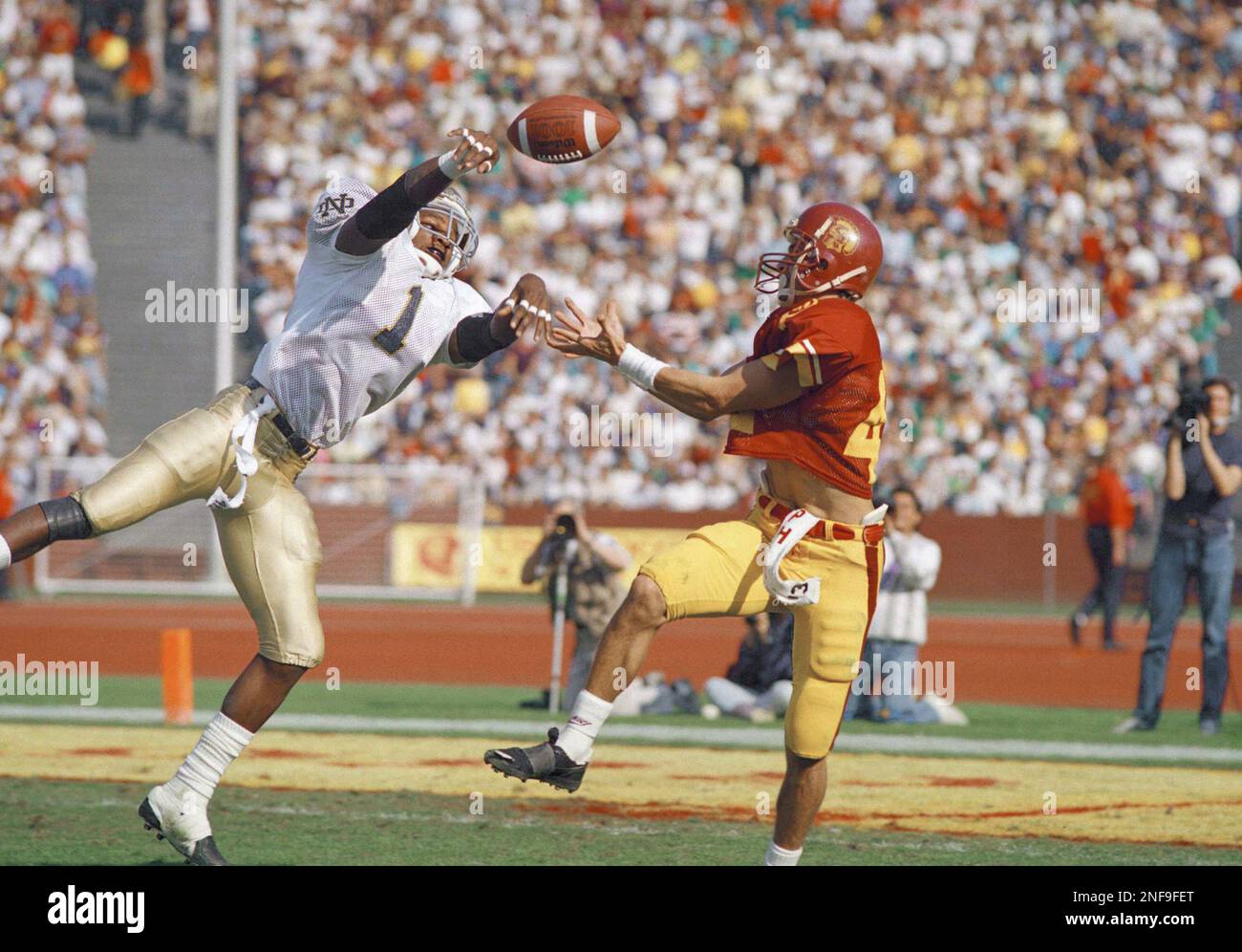 Notre Dame cornerback Todd Lyght (l) breaks up a pass to USC split end ...