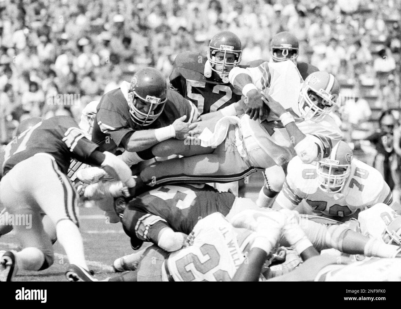 Florida Gators Lorenzo Hampton, center, dives for a first down at the ...