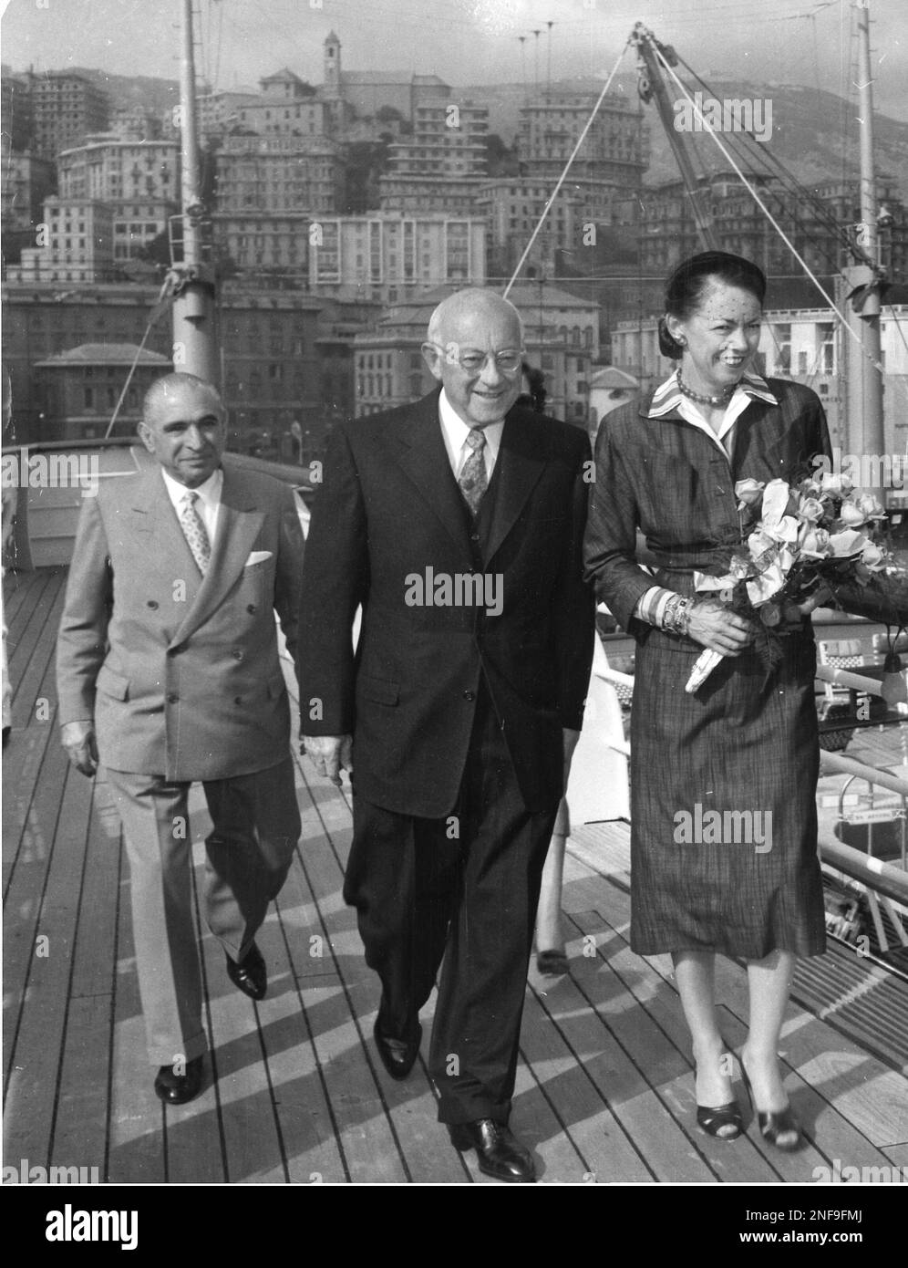 U.S. American movie producer Cecil B. DeMille, center and his wife are ...