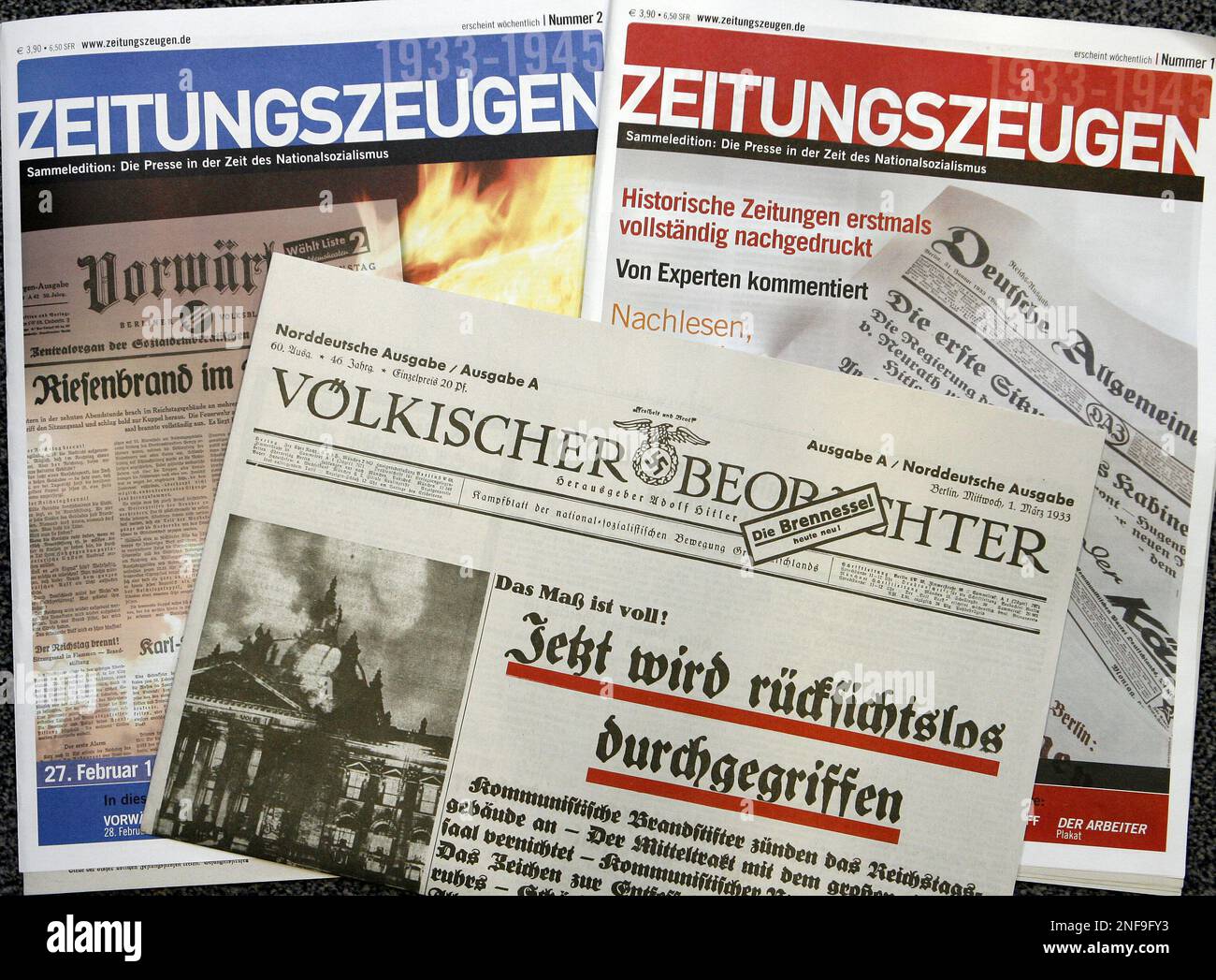 Ein Nachdruck der Nazi-Zeitung "Voelkischer Beobachter" liegt am ...