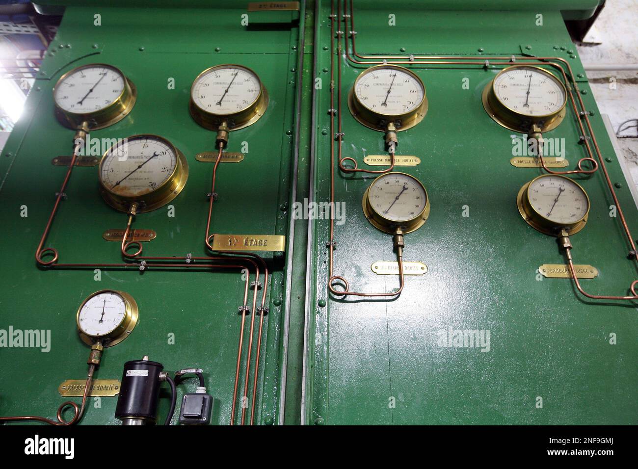 ** ADVANCE FOR MONDAY, JAN. 26 ** A view of the Eiffel tower's old ...