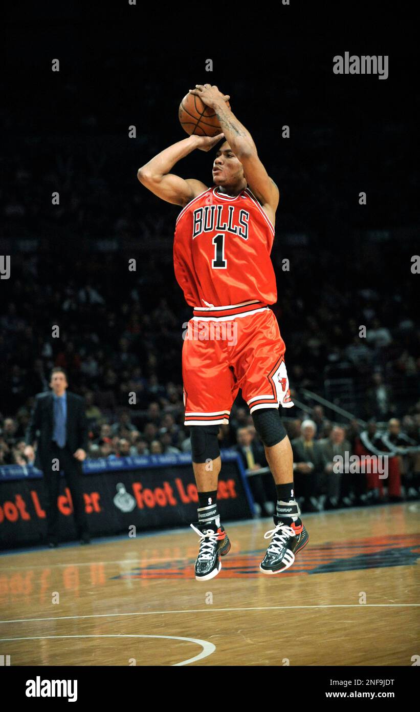 Chicago Bulls' Derrick Rose takes a shot during the fourth quarter of ...