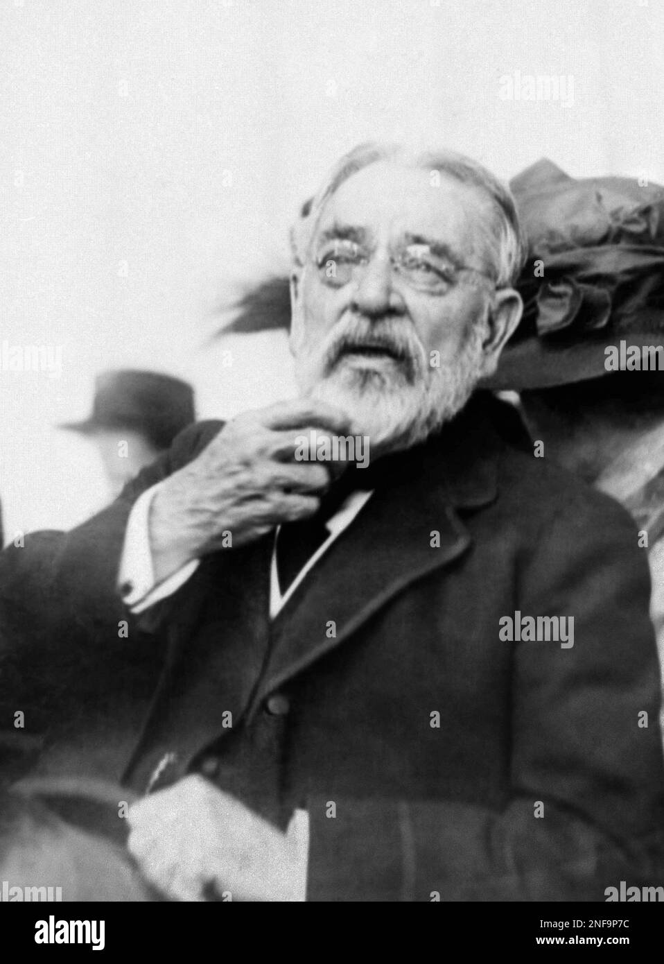 Robert Lincoln, son of President Abraham Lincoln, attends a dedication ...