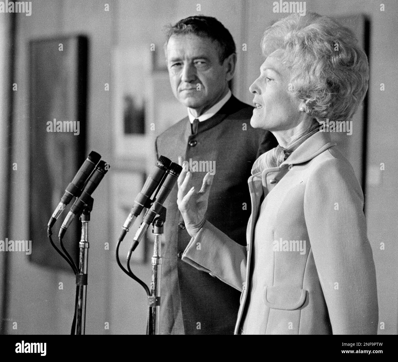 American artist Andrew Wyeth appears at the White House in Washington ...