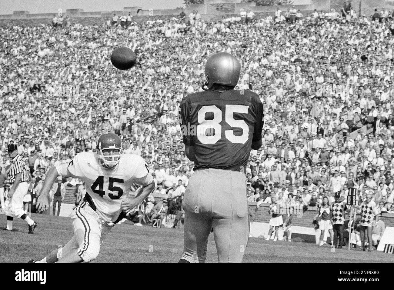 Notre Dame's Jim Seymour turns as he prepares to take an 8-yard scoring ...