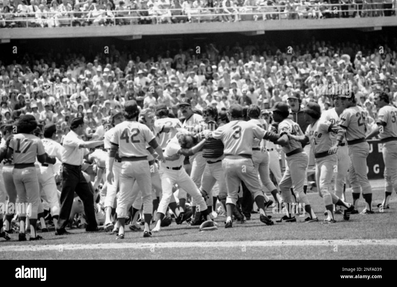 Both benches empty onto the field after Dodgers Reggie Smith was hit by ...
