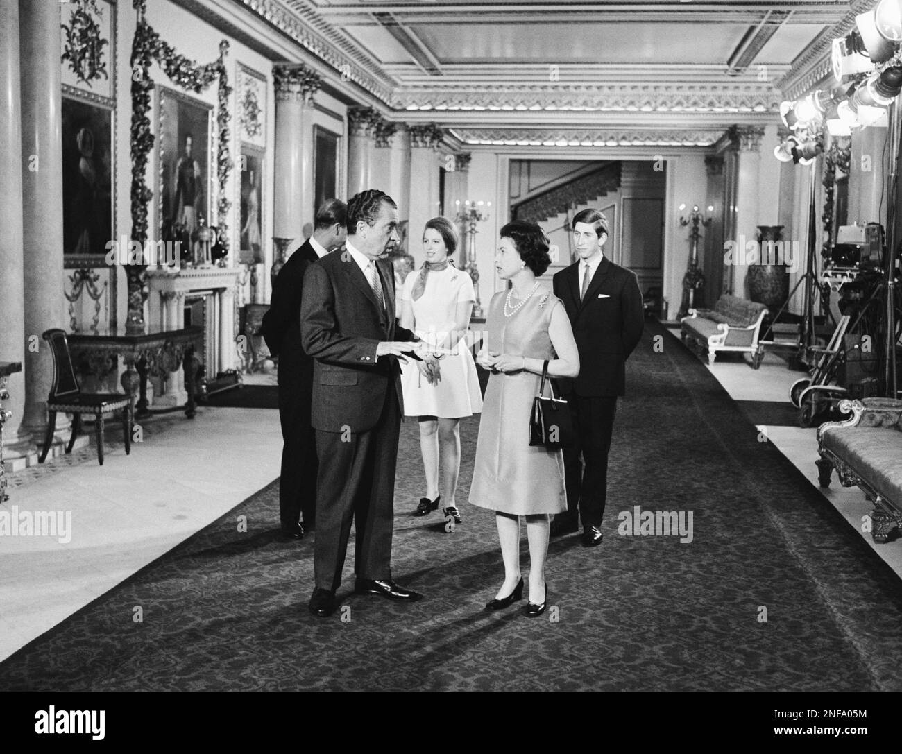 Britain's Queen Elizabeth II talks with American President Richard ...