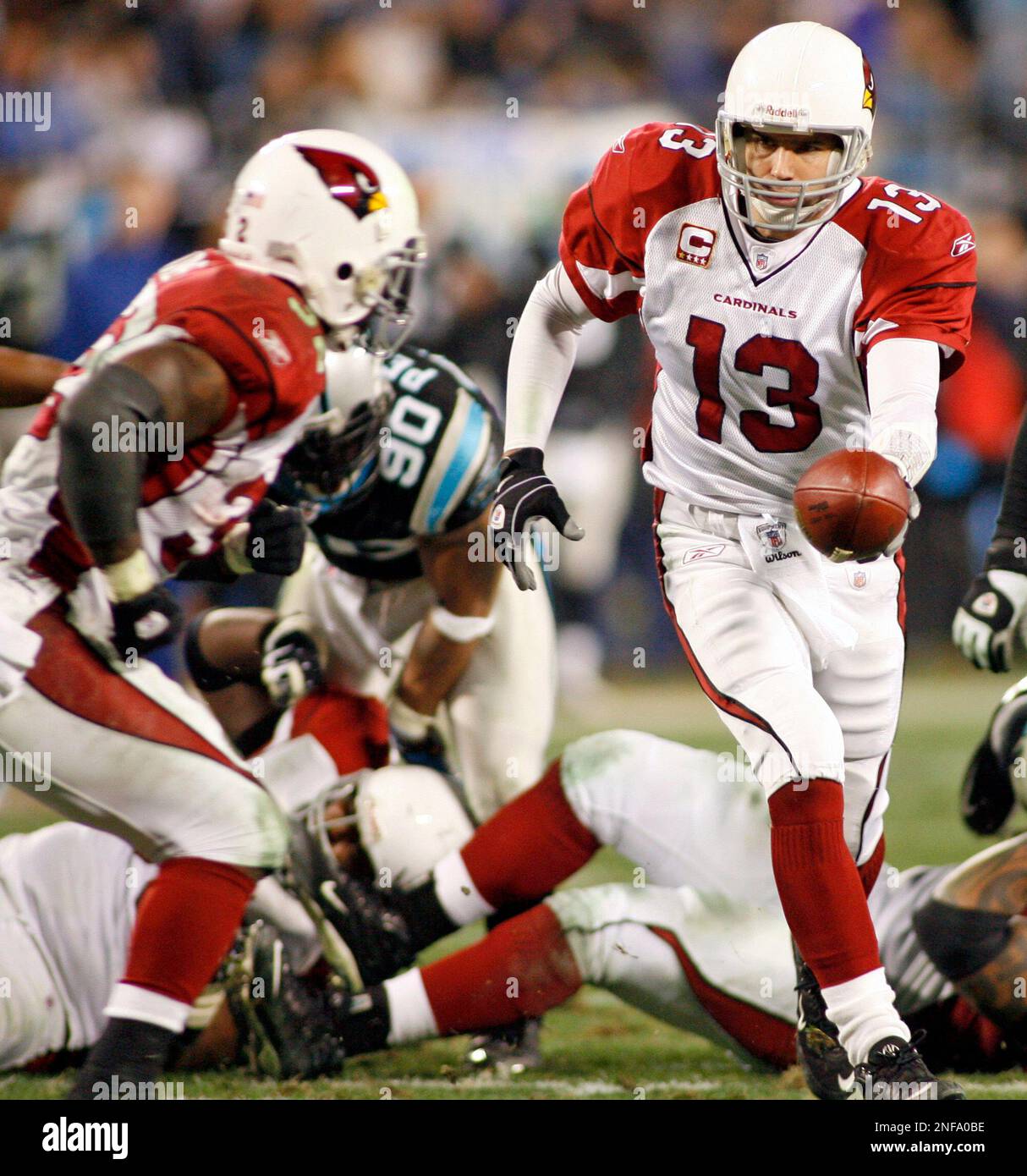 Arizona Cardinals quarterback Kurt Warner (13) hands off to running ...