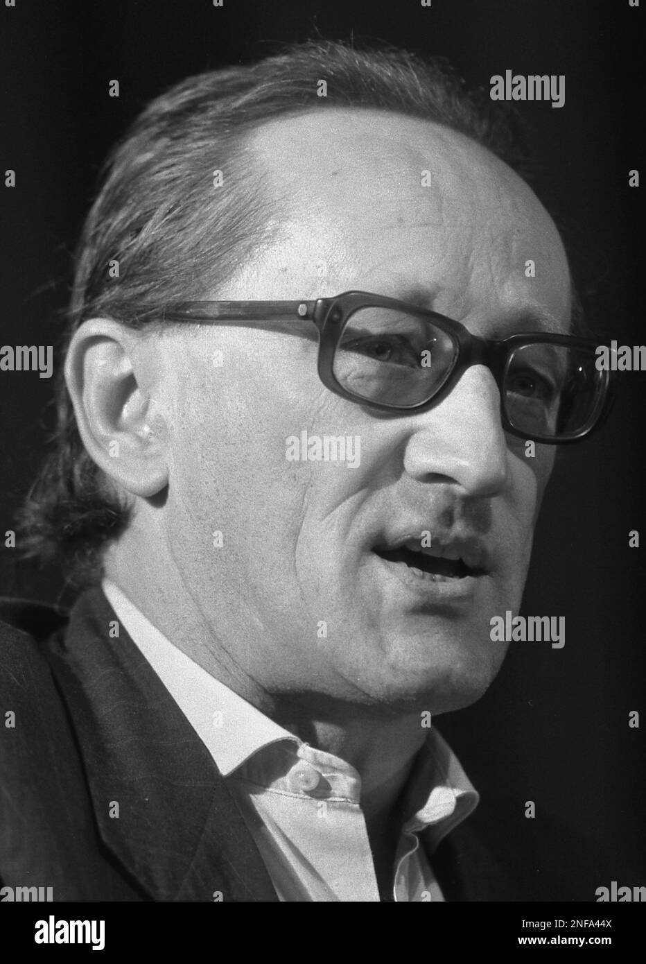 Portrait of East German writer Heiner Mueller as he speaks after being ...