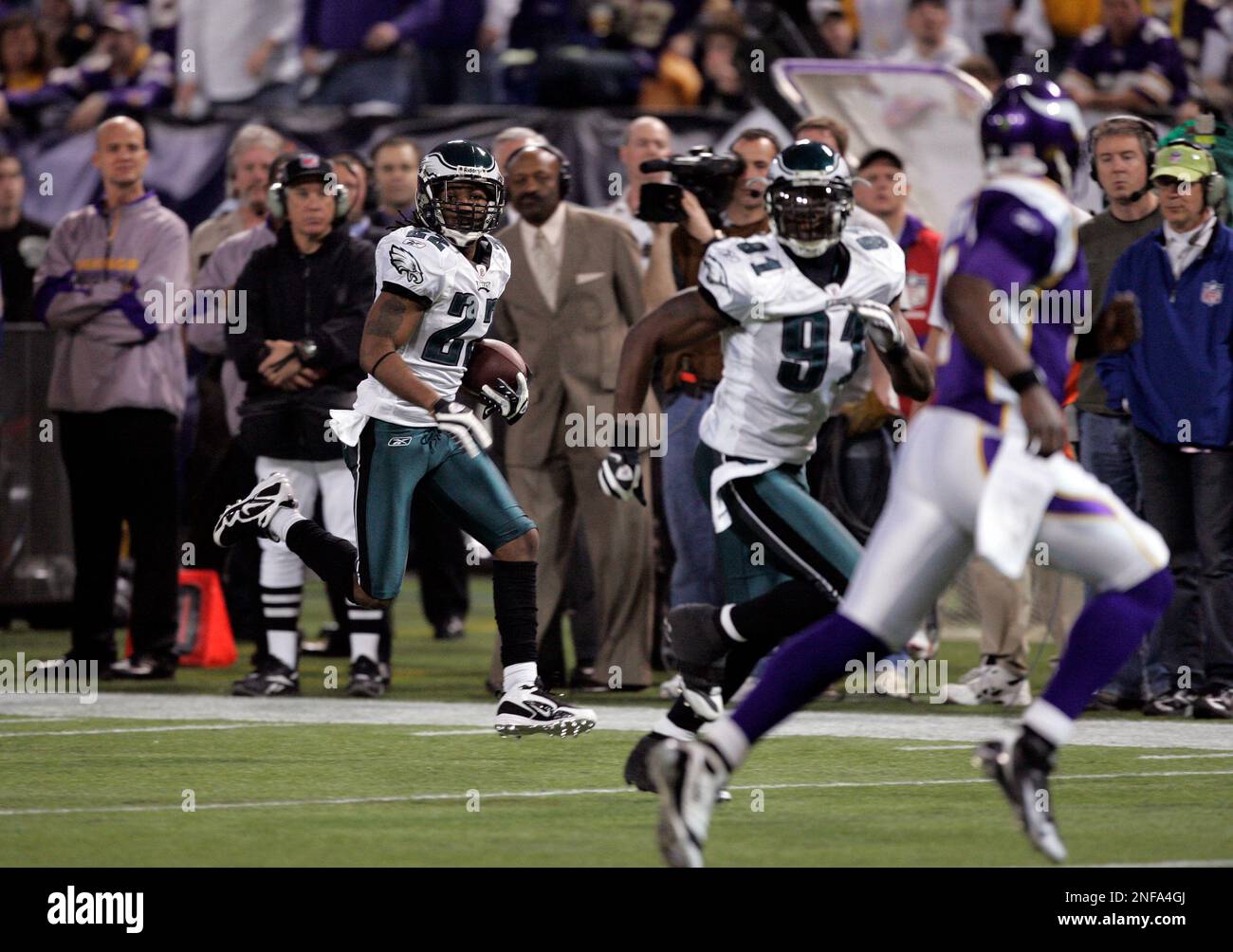 Philadelphia Eagles cornerback Asante Samuel #22, left, returns an ...