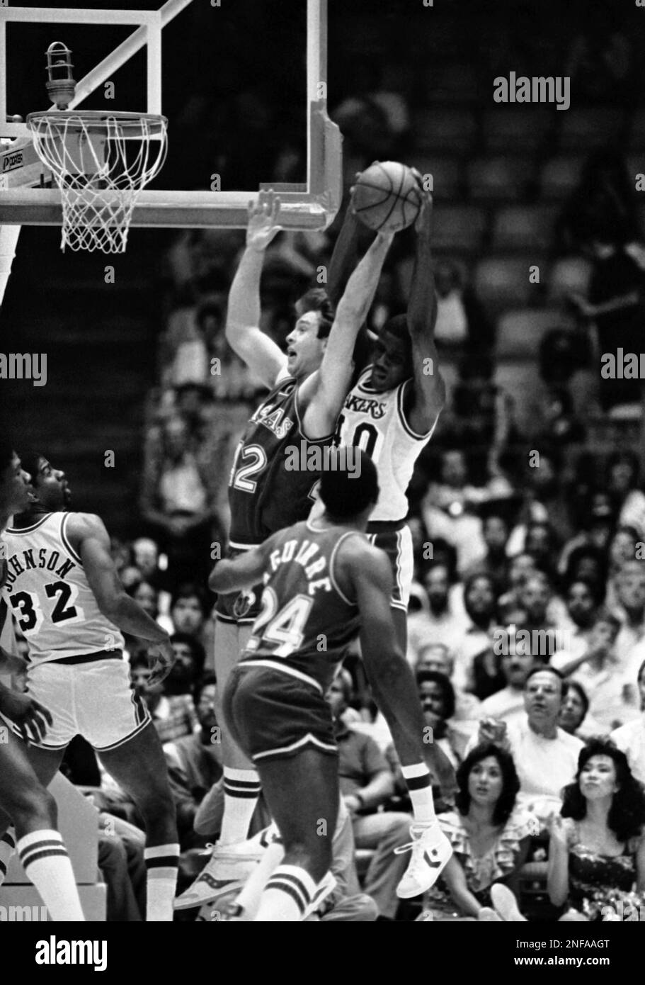 Los Angeles Lakers Mike McGee (40), right, slips up behind Dallas ...