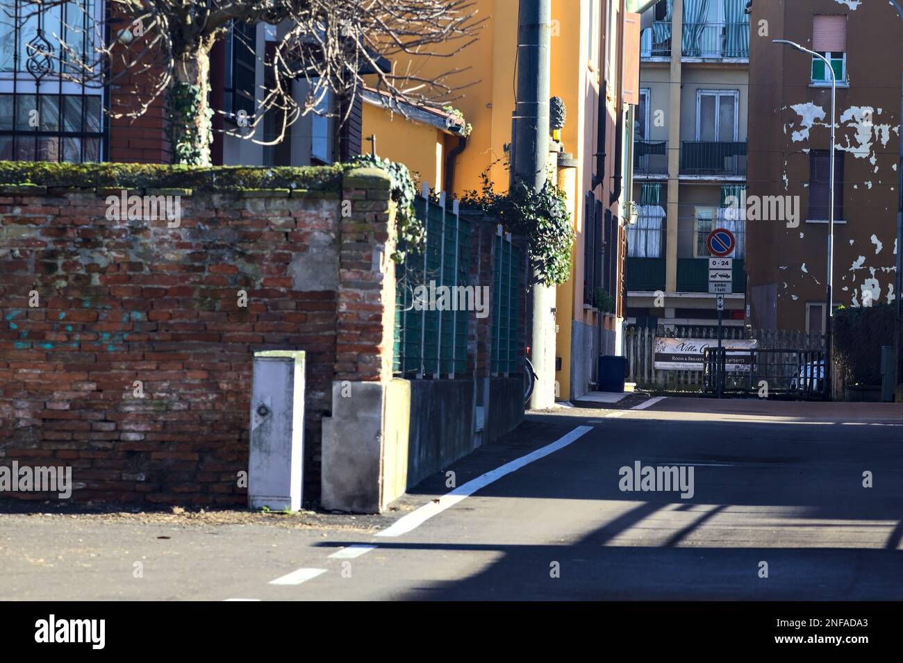Back access residential building hi-res stock photography and images ...