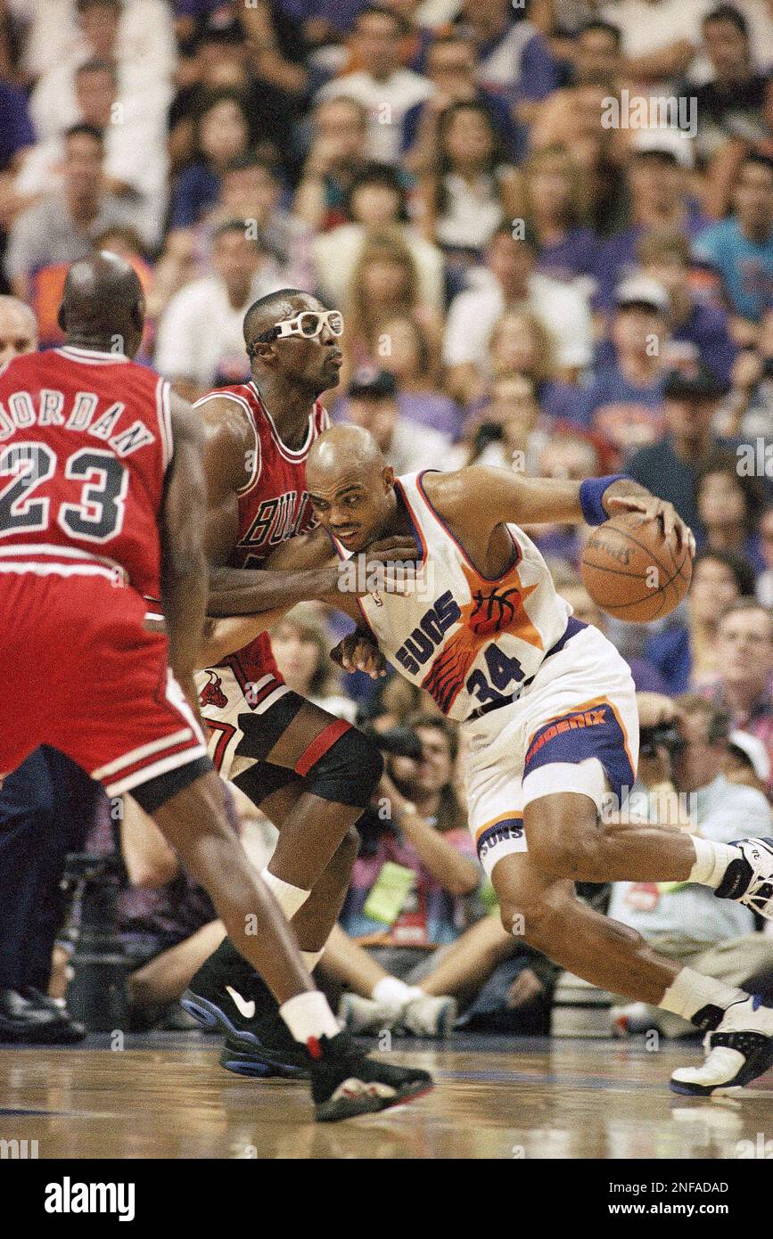 The Phoenix Suns Charles Barkley (34) drives to the hoop against the ...