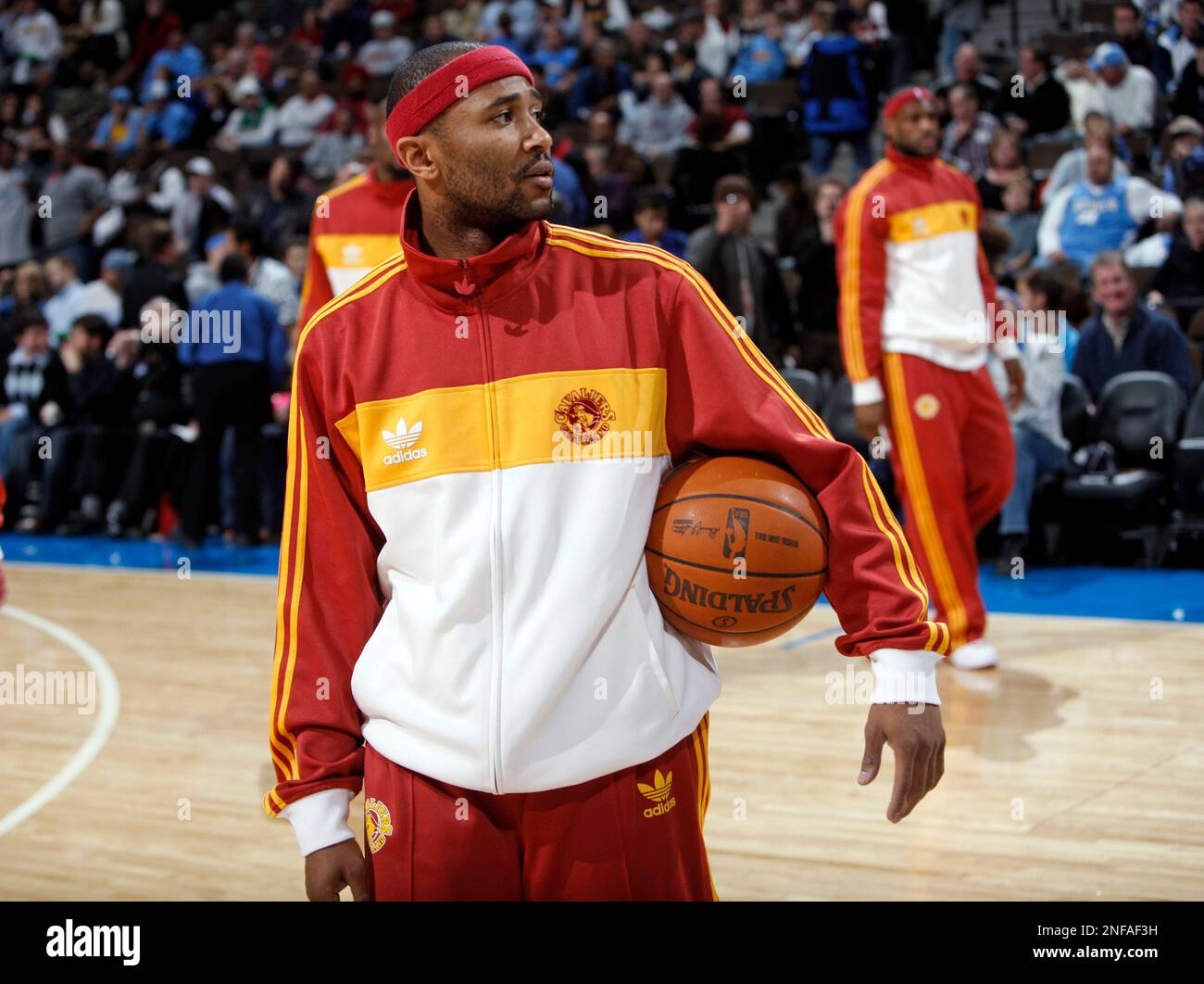 Cleveland Cavaliers guard Mo Williams warms up before facing the Denver ...