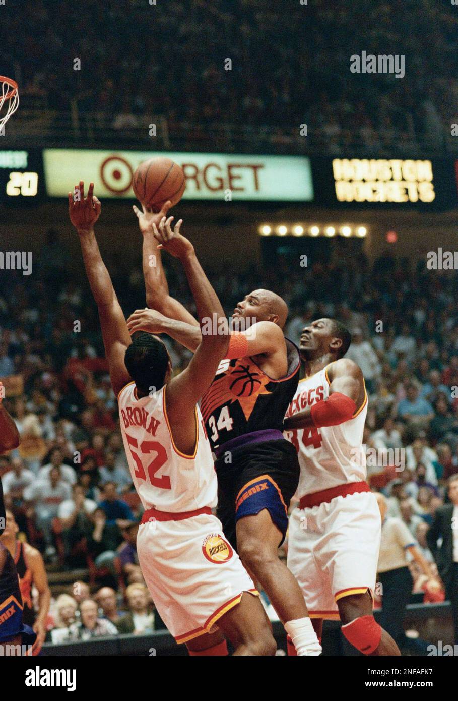 Phoenix Suns forward Charles Barkley (34) drives to a lay-up through ...