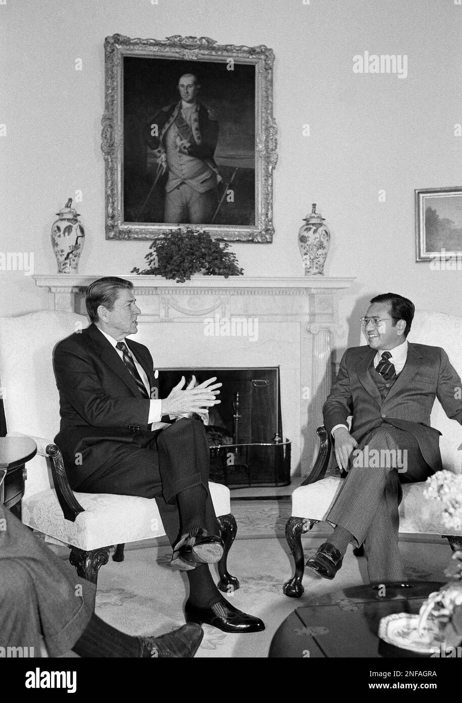 President Ronald Reagan meets with Prime Minister Mahathir bin Mohamad ...