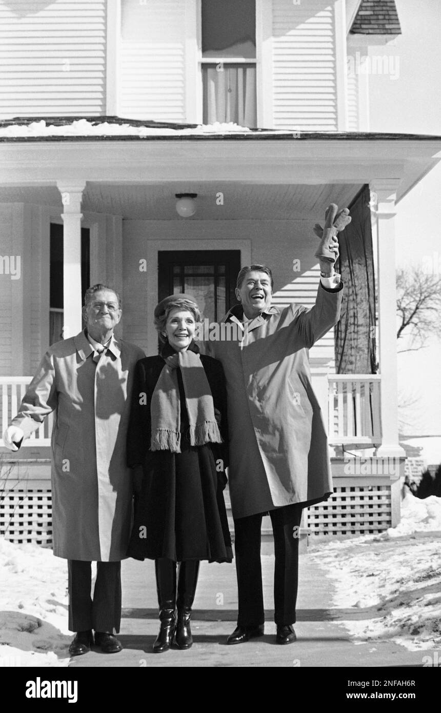 President Ronald Reagan, with first lady Nancy and his brother, Neil ...