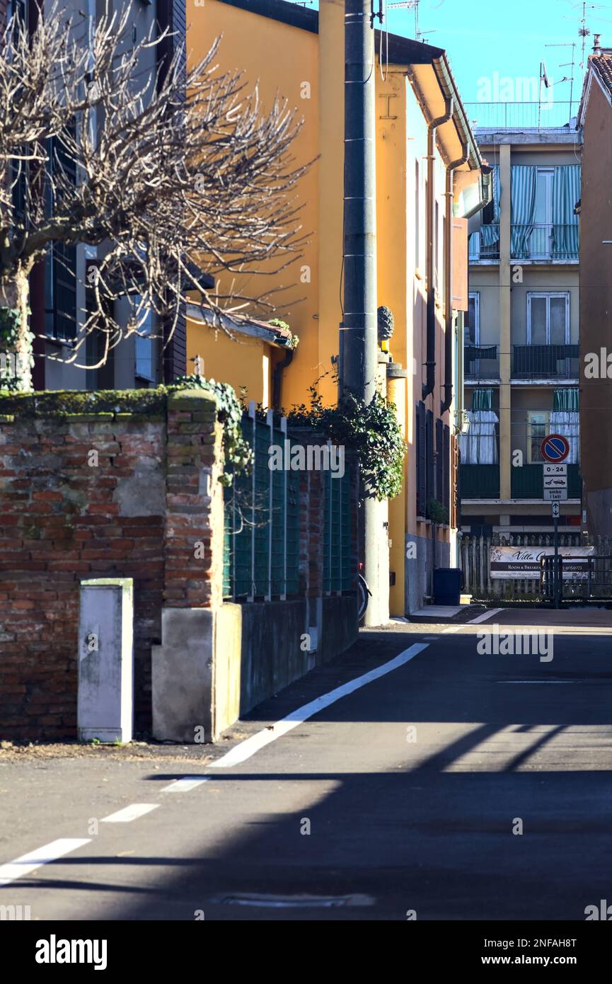 Dead end on narrow hi-res stock photography and images - Alamy