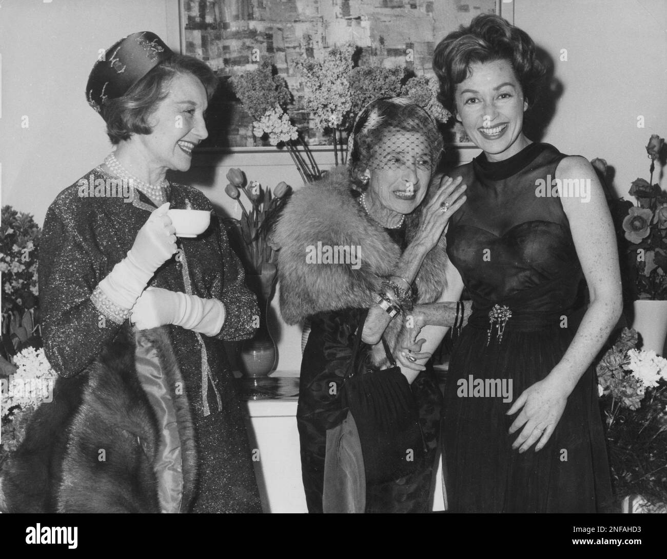 Operetta star of the 1920ies, Fritzi Massary, is flanked by German ...