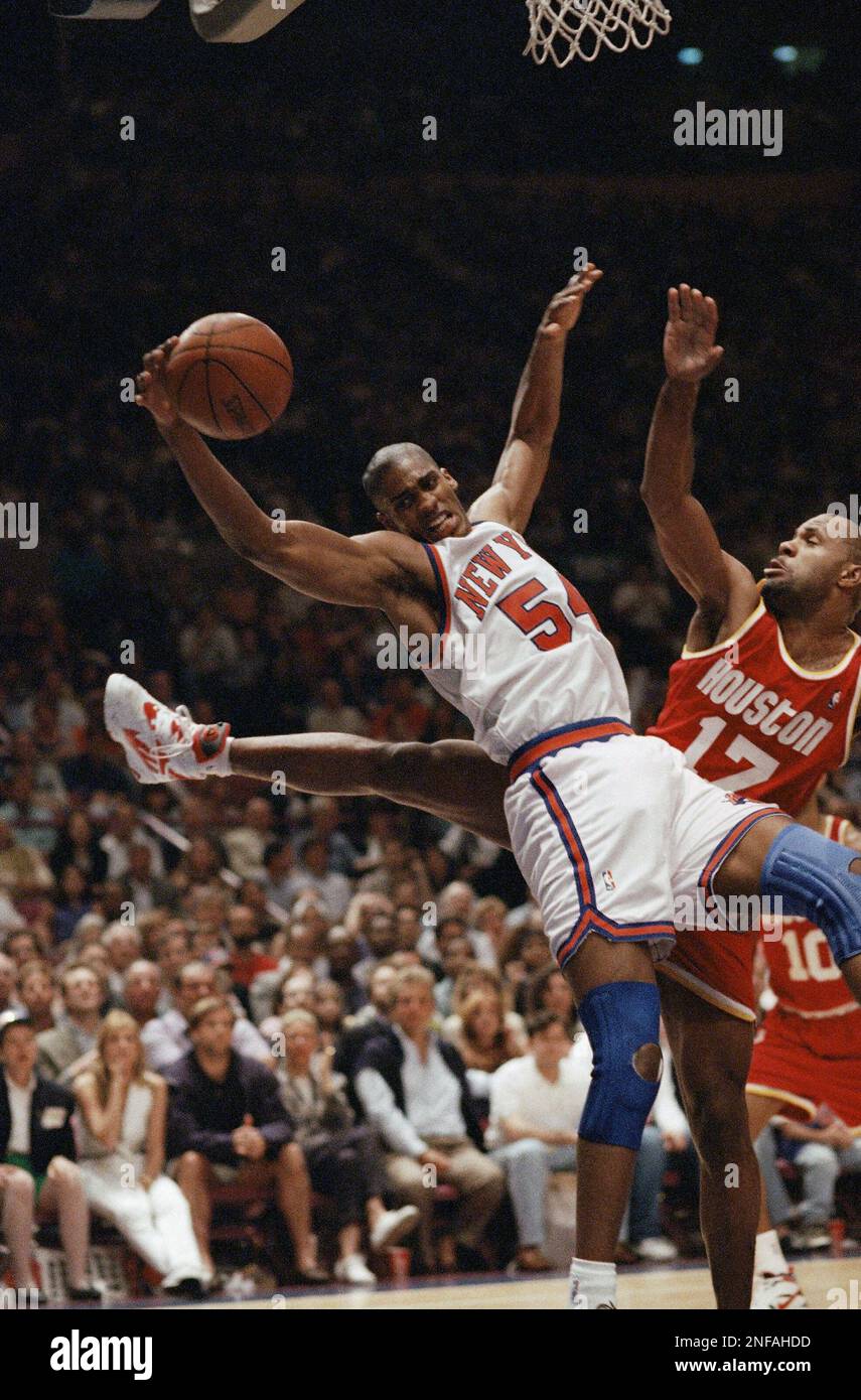 New York Knicks Charles Smith, left, stretches for the ball against ...