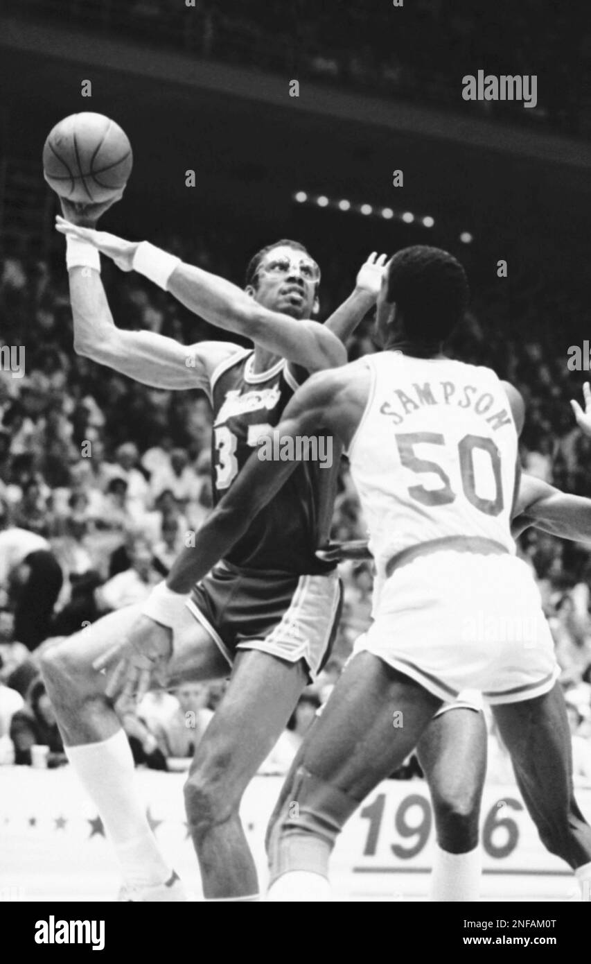 Los Angeles Lakers Kareem Abdul-Jabbar (33) the skyhook over Houston ...