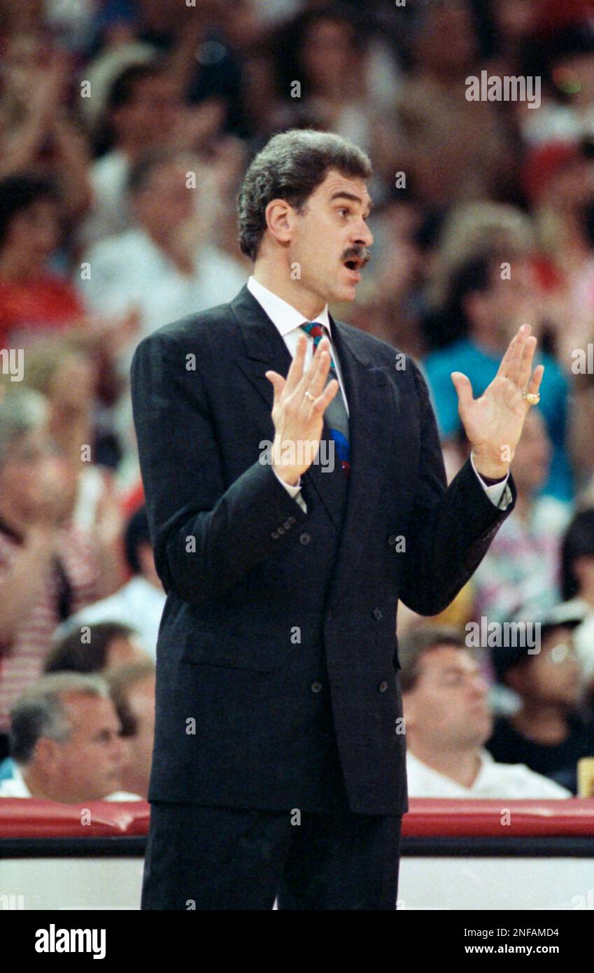 Chicago Bulls head coach Phil Jackson barks out commands during the ...