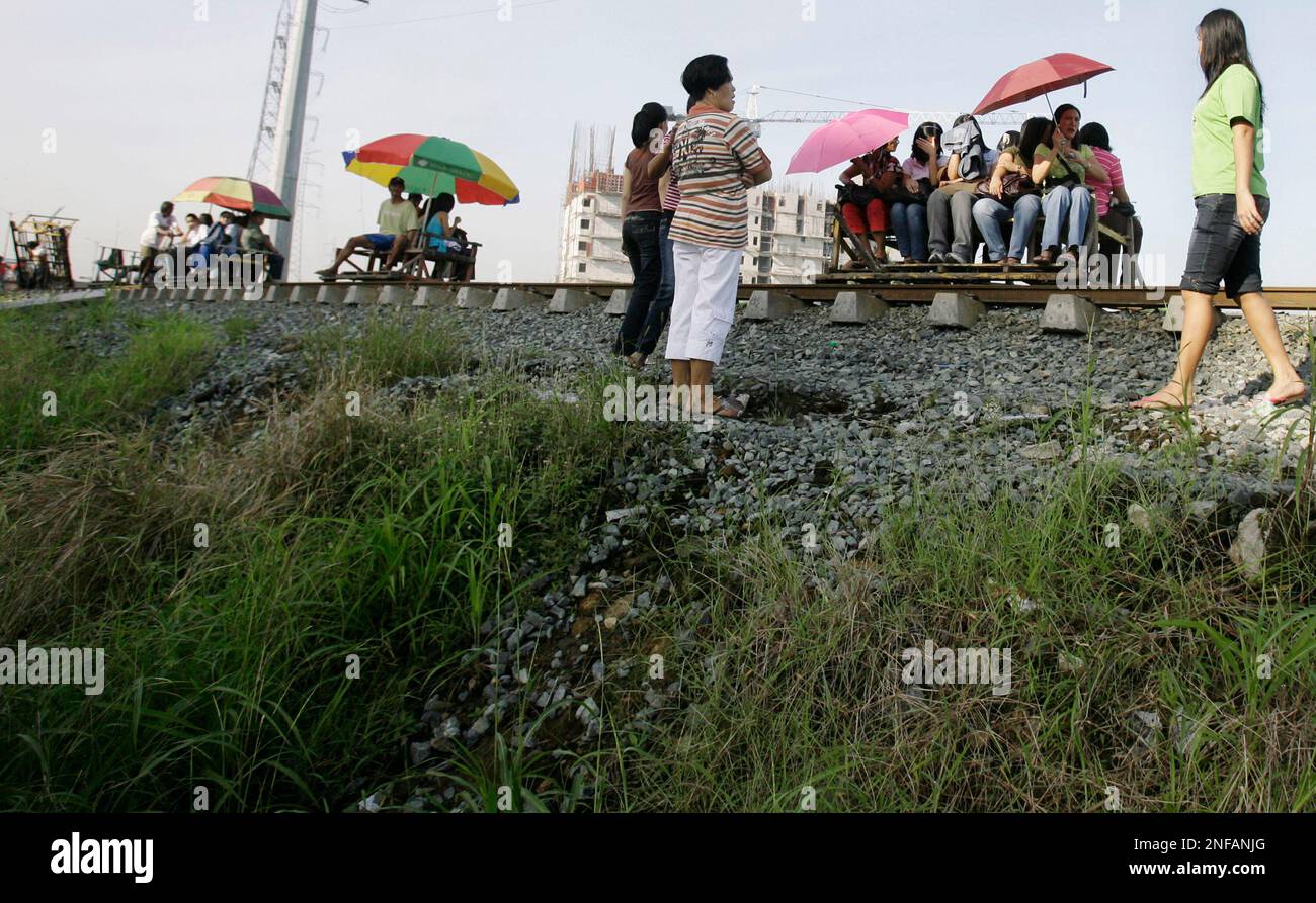 ** HOLD FOR SHOUN HILL ** FOR STORY PHILIPPINES ILLEGAL RAIL** Filipino ...