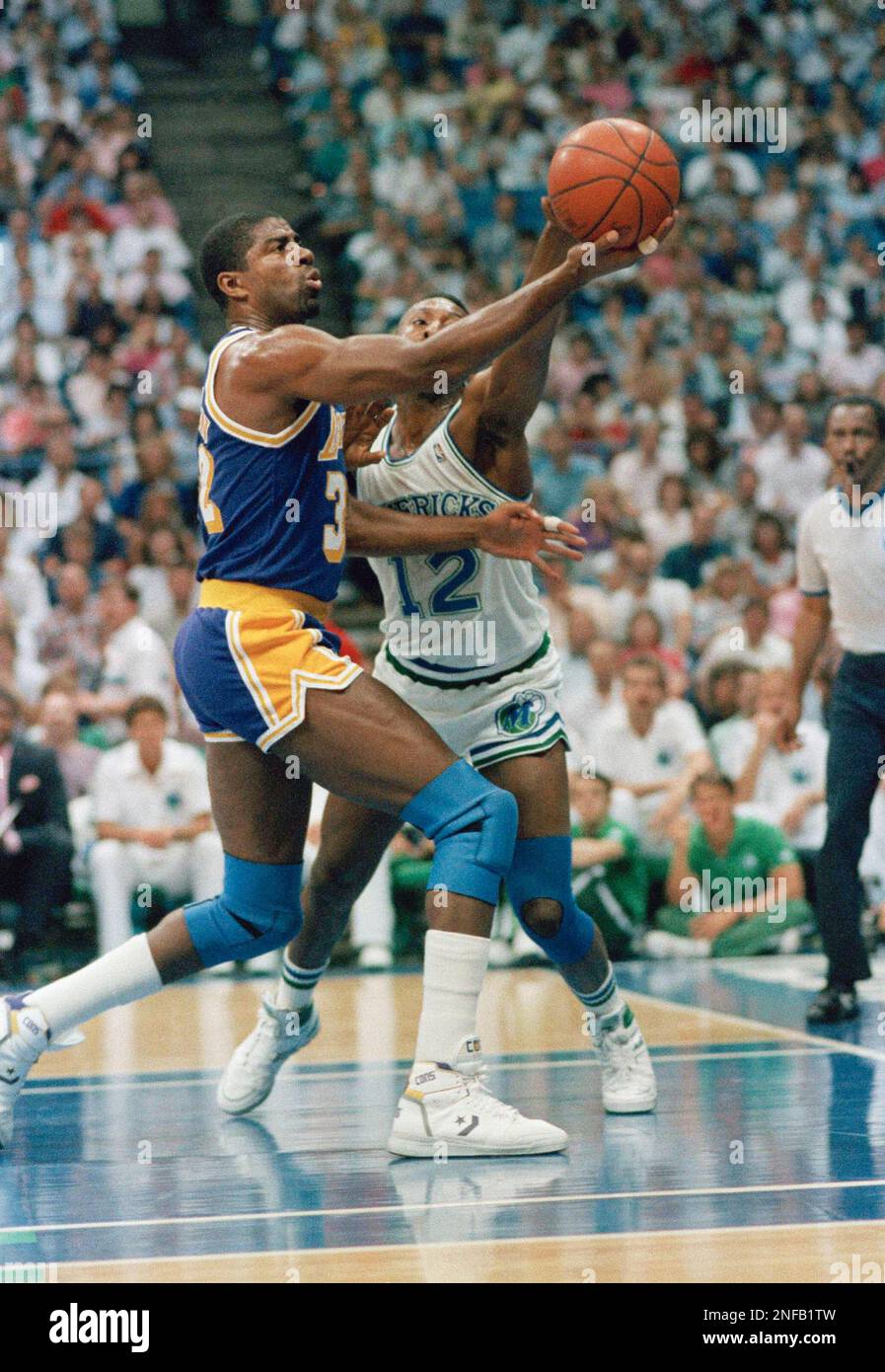 Los Angeles Lakers guard Earvin Magic Johnson (32) and Dallas Mavericks ...