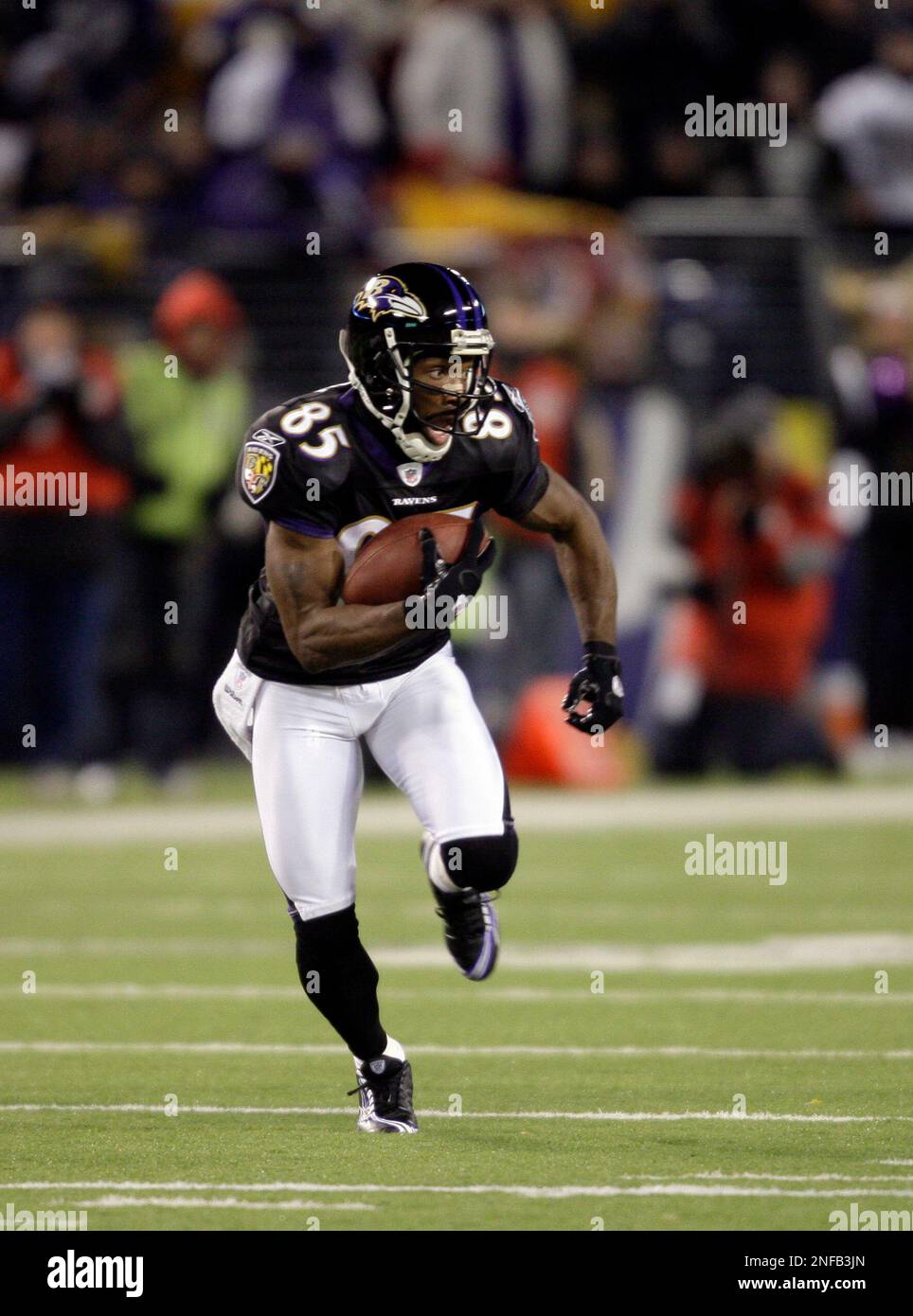 Baltimore Ravens wide receiver Derrick Mason (85) carries the ball ...