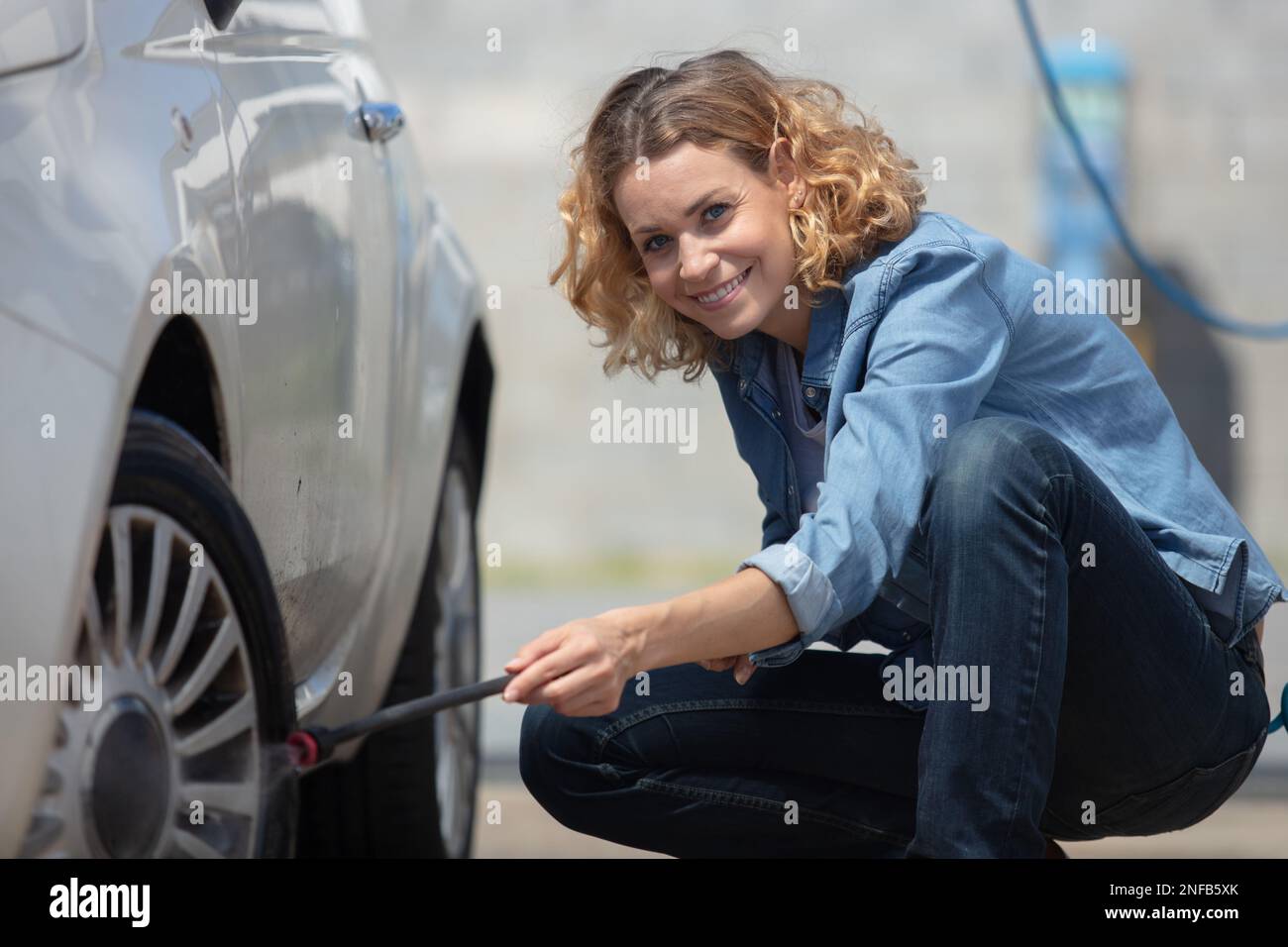 driver filling air into a car tire Stock Photo - Alamy