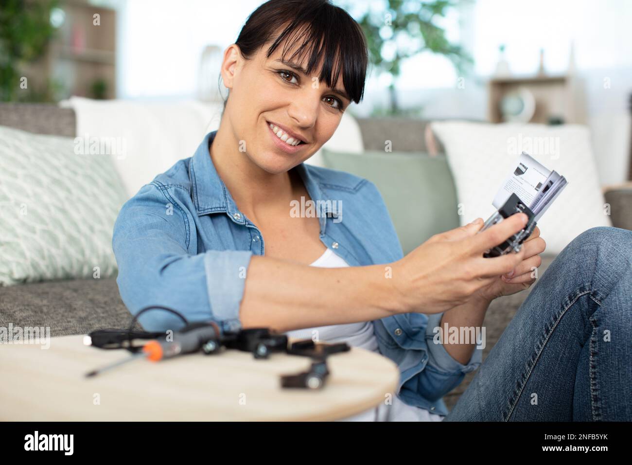 Mobile reparing hi-res stock photography and images - Alamy