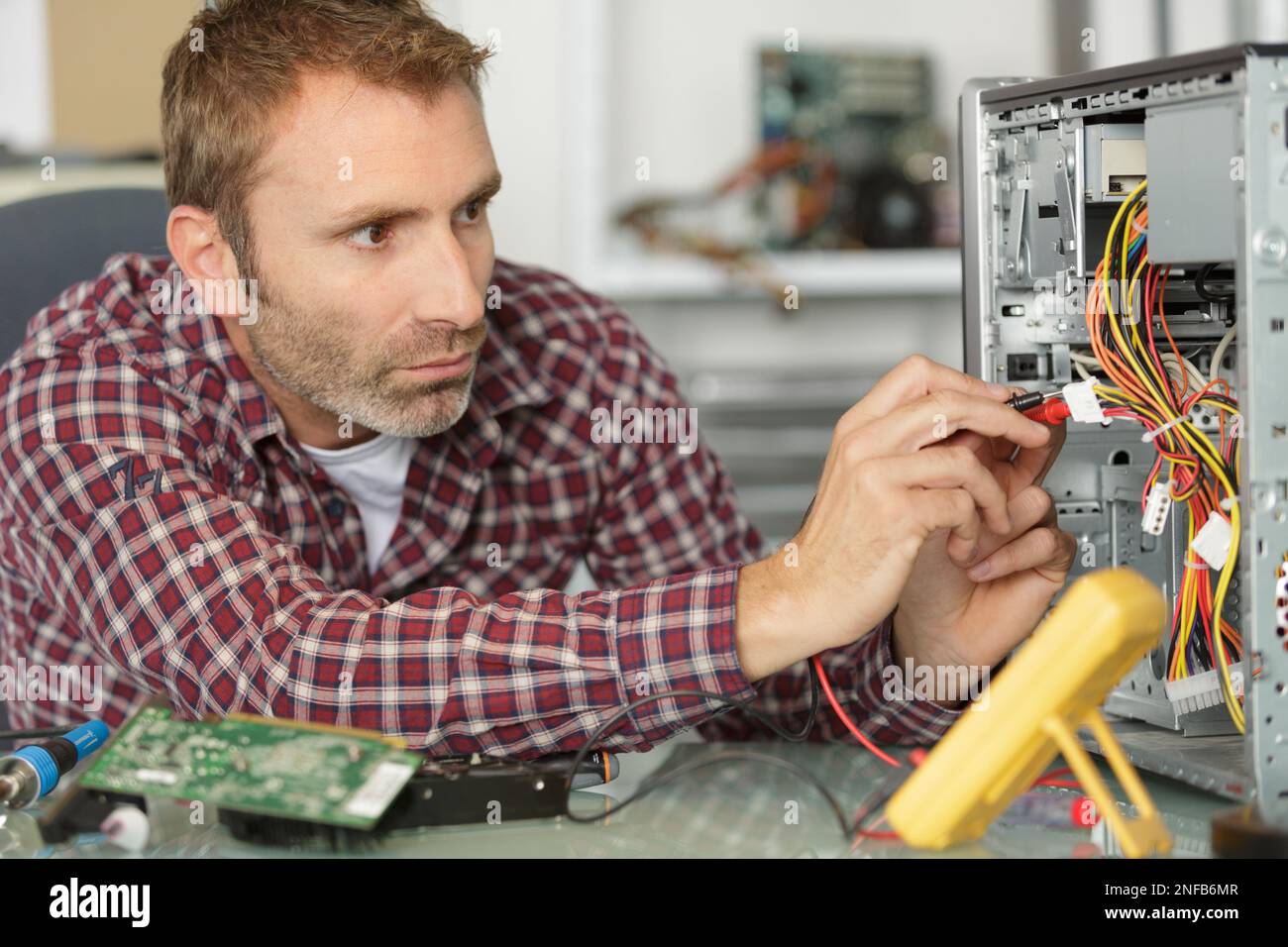 man fixing a pc computer Stock Photo - Alamy