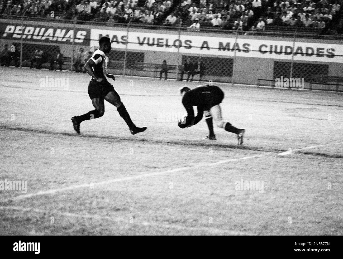 Two of the greatest goalkeepers of the soccer world performed during ...