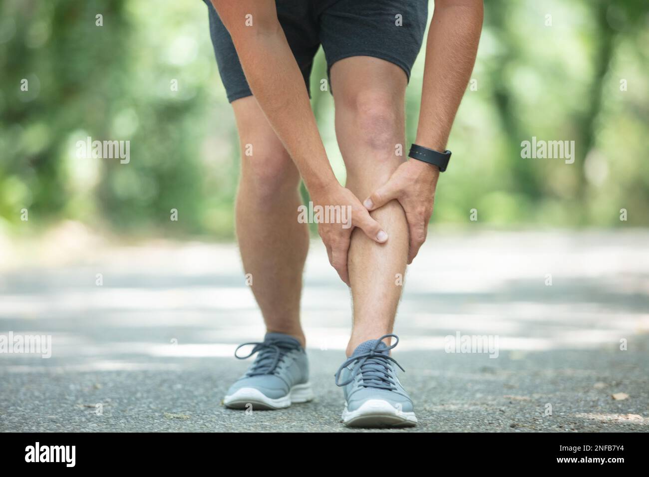 knee injury on running outdoors Stock Photo - Alamy