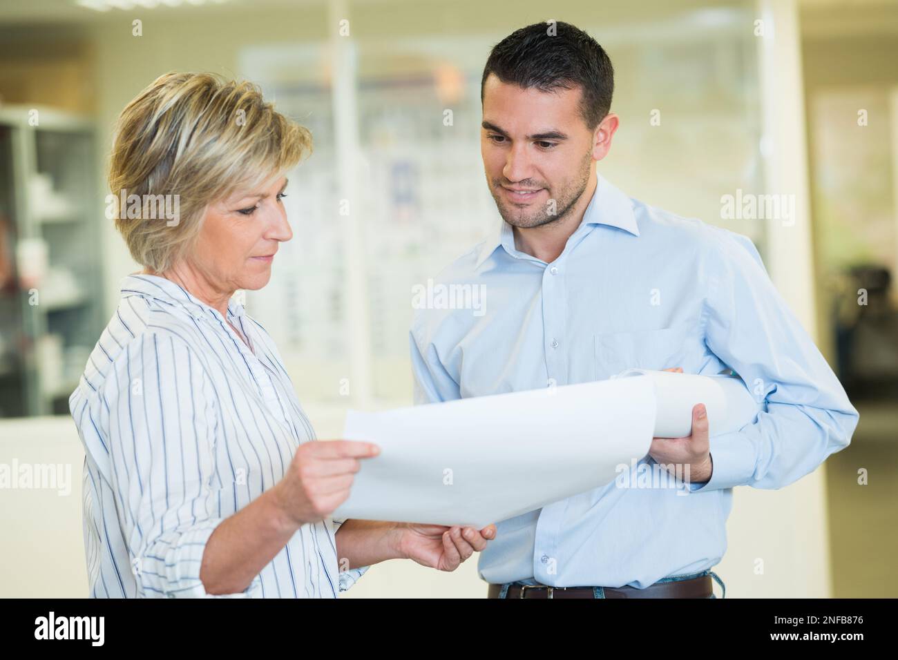 Business leader showing papers hi-res stock photography and images - Alamy
