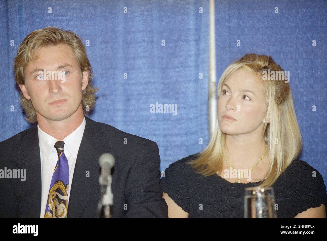 Famed hockey player Wayne Gretzky with wife Janet Jones in September ...