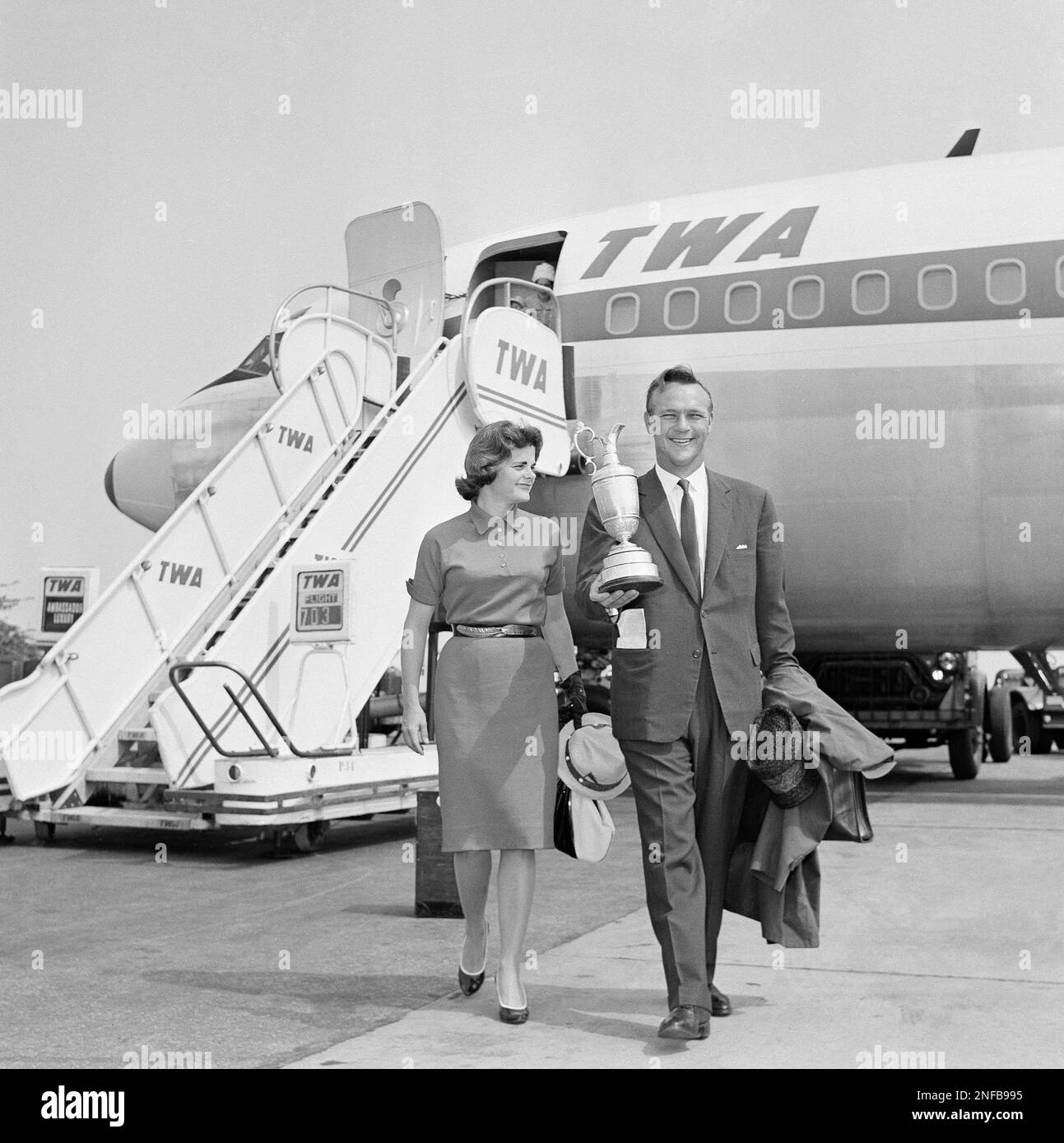 Arnold Palmer and his wife Winnie, of Latrobe, Pa., pose at New York's ...