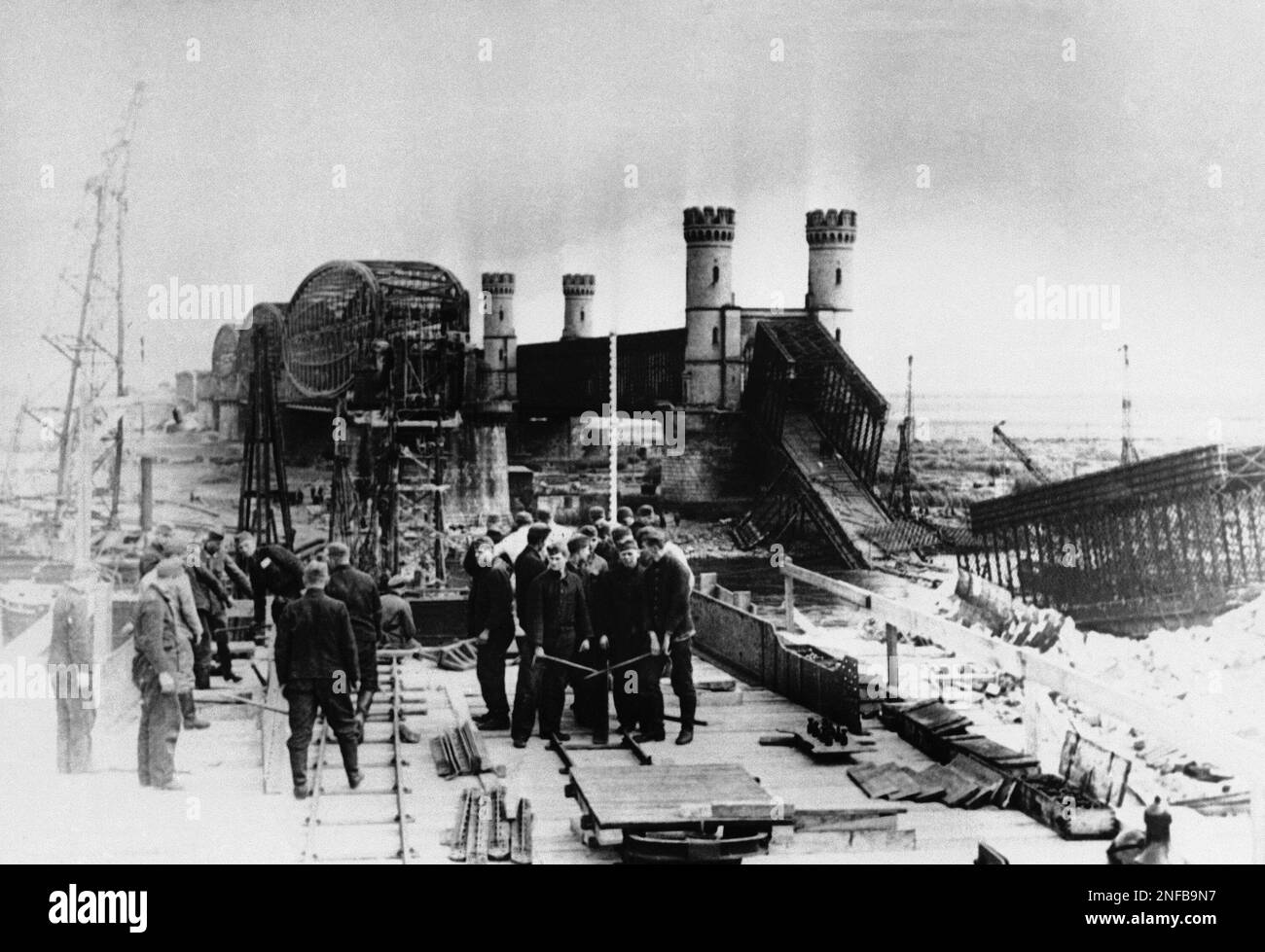 An auxiliary bridge for rail traffic from Dirschau, in the former ...