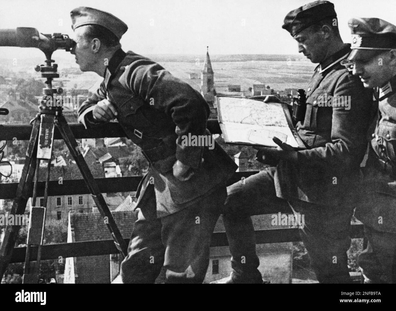 German observation squad on the lookout on the roof-top platform in ...