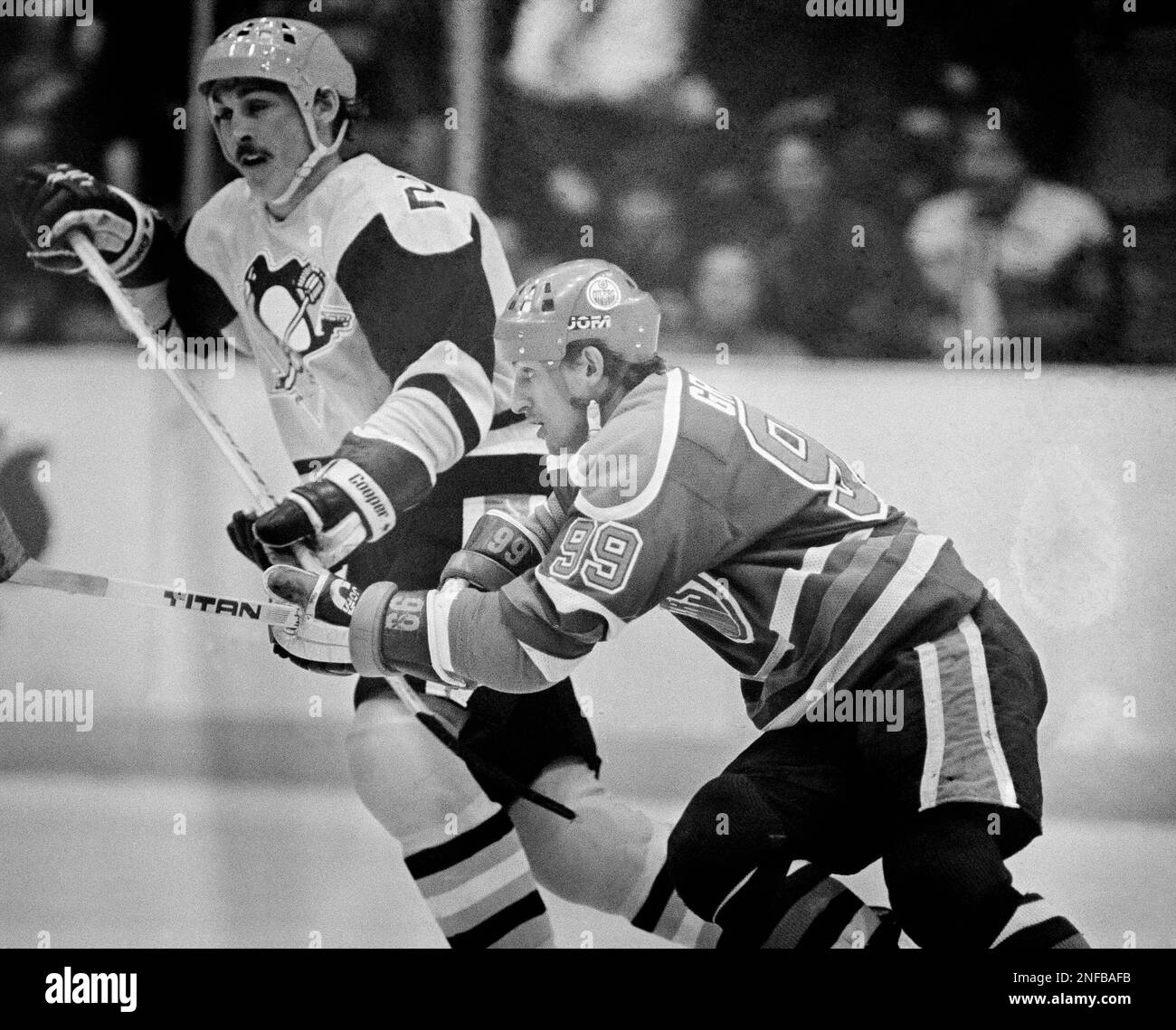 Edmonton Oilers' Wayne Gretzky, (99), sprints after the puck as ...