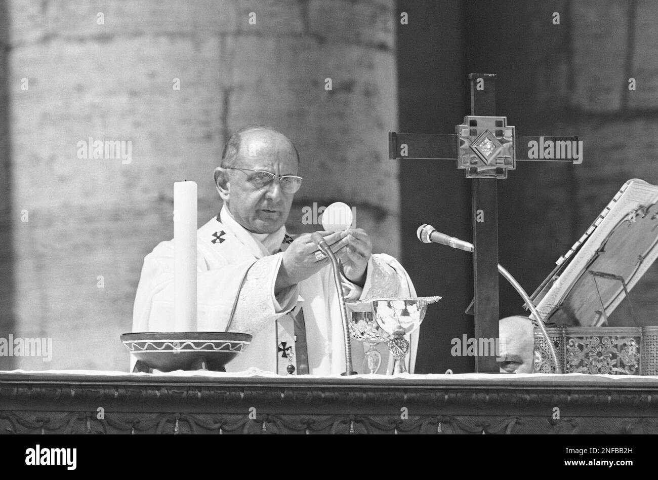 Pope Paul VI elevates the consecrated host during the solemn outdoor ...