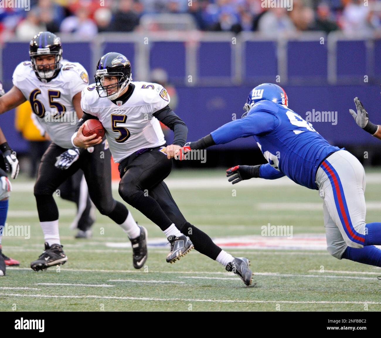 Baltimore Ravens quarterback Joe Flacco (5) scrambles away from New ...